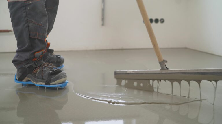 Tout savoir sur le béton autonivelant : usages, avantages et ...
